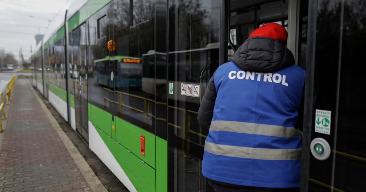 Controlor STB atacat de un bărbat pe tramvaiul 10 din Capitală ...