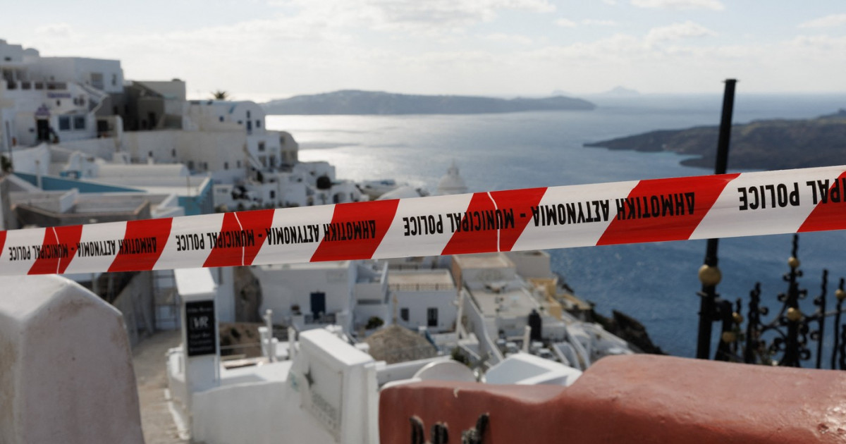 Turiștii s-au întors pe Santorini, după numeroasele cutremure care au ...